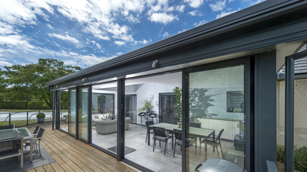 Une pièce en plus avec la véranda sur mesure en aluminium | TRIFAM